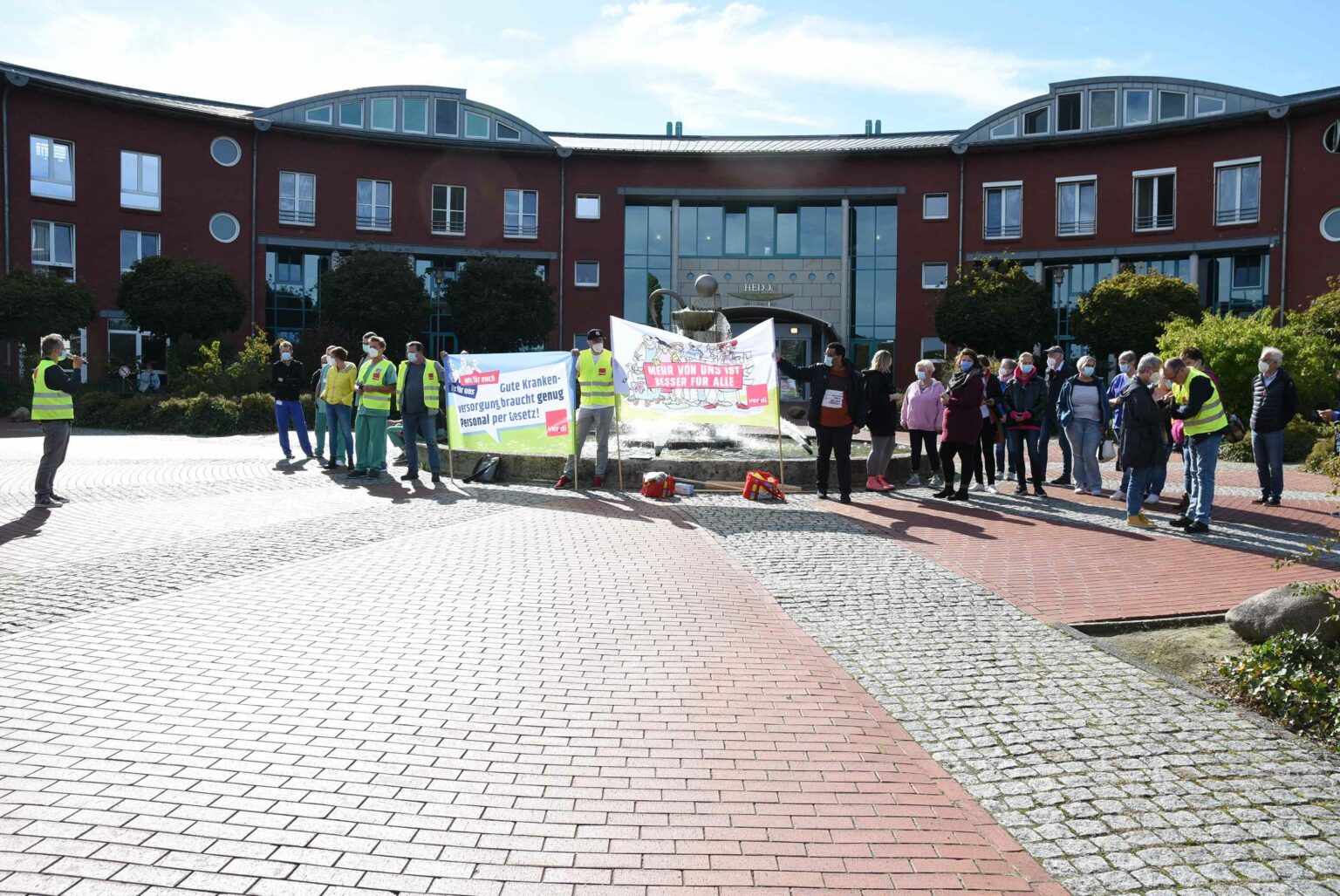 Mitarbeitende der Mediclin Hedon - Klinik in Lingen halten Kundgebung ab - Ems Vechte Welle