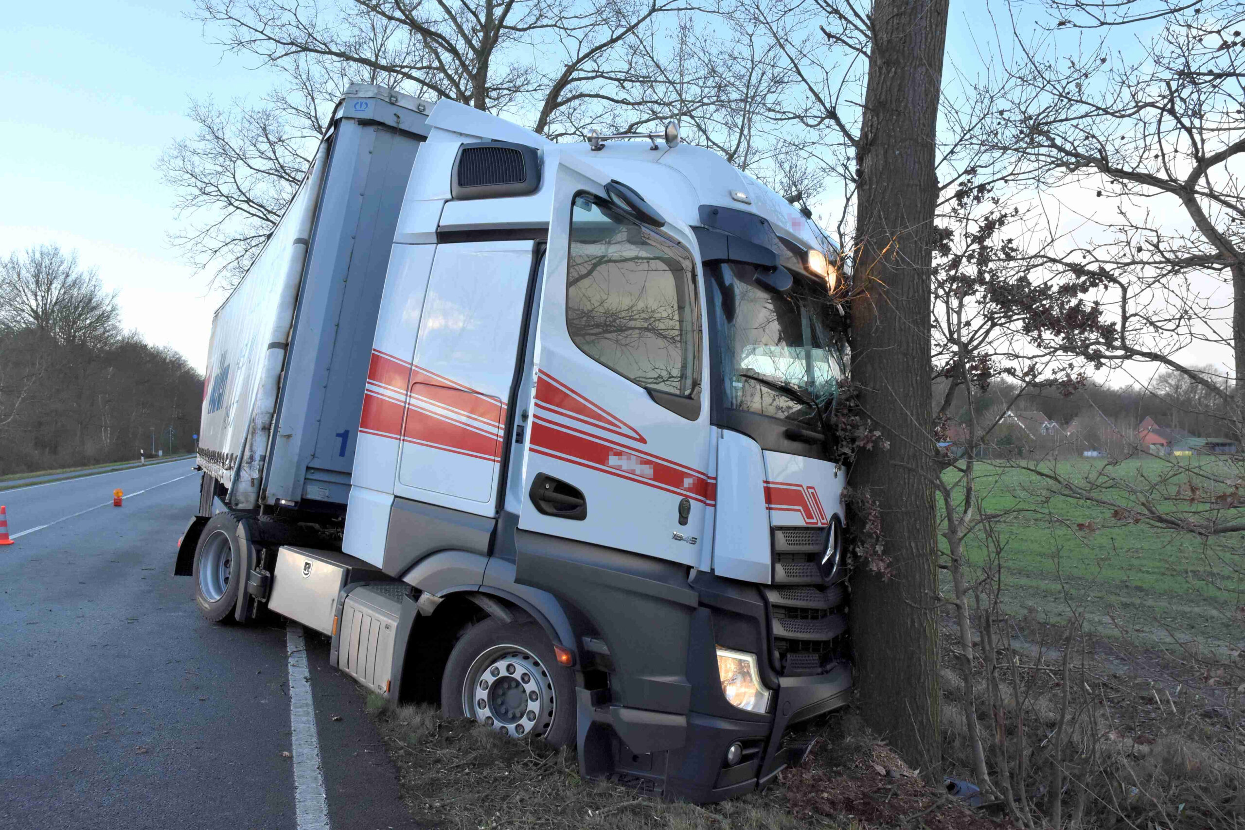 Lkw prallt in Lingen gegen Baum - Fahrer schwer verletzt - Ems Vechte Welle