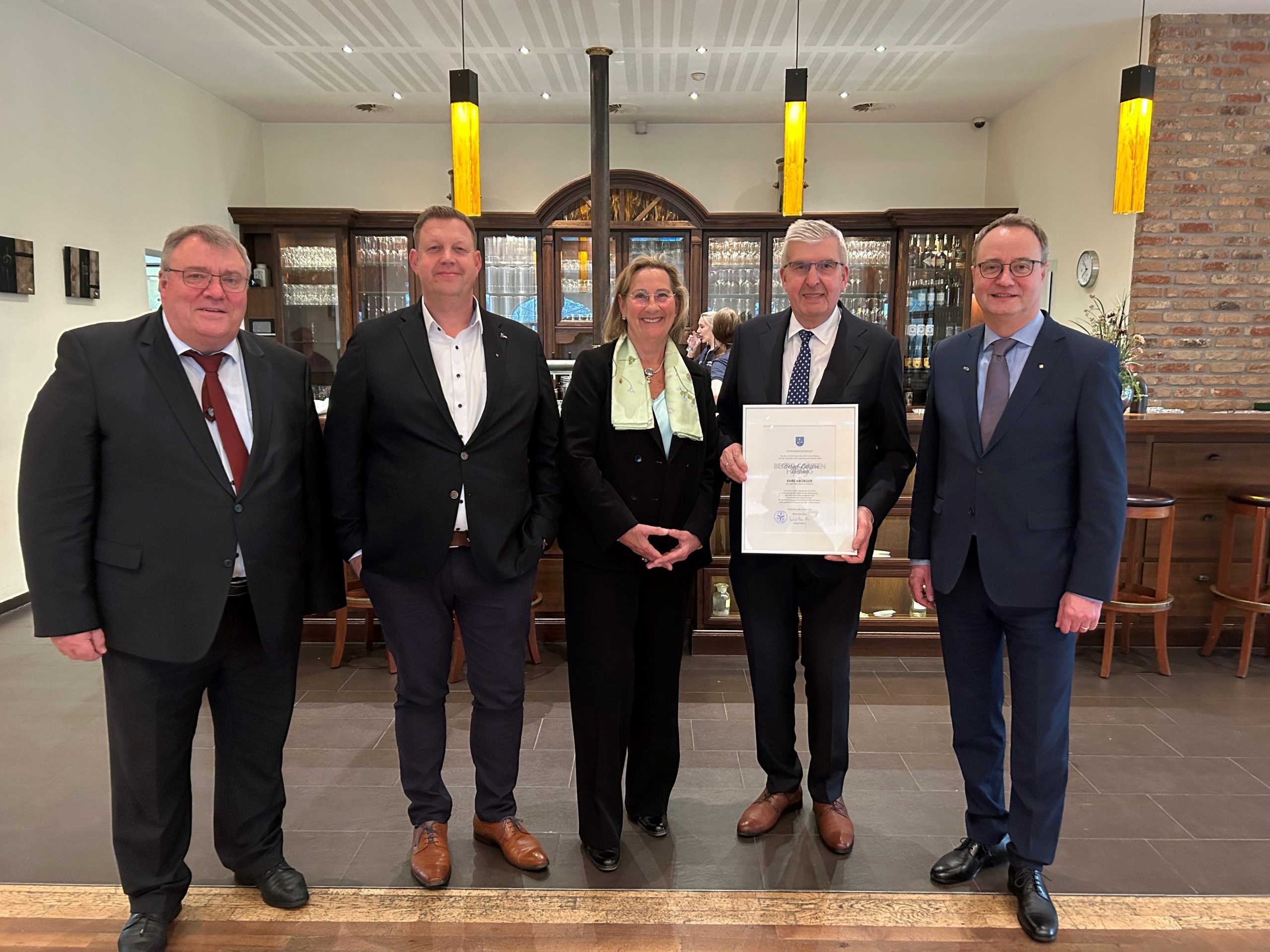 Bernd-Carsten Hiebing erhält die Ehrenbürgerschaft der Stadt Haren ...