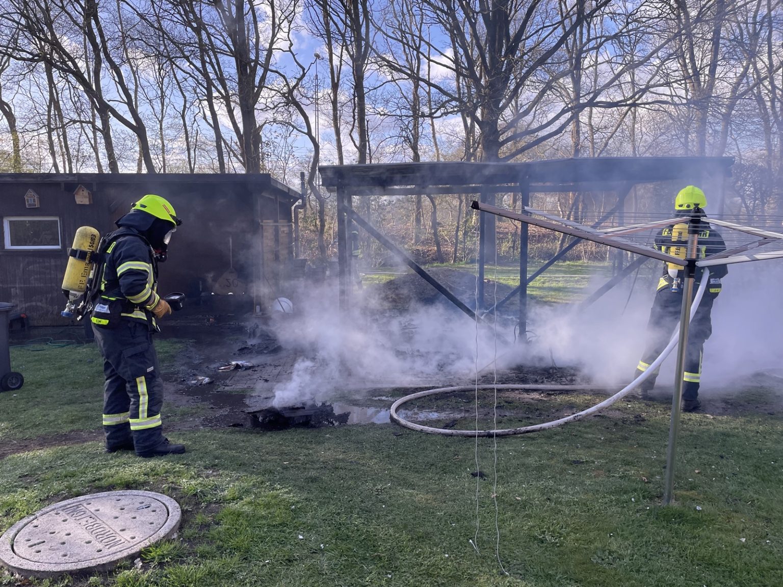 Feuerwehr löscht Carport-Brand in Papenburg - Ems Vechte Welle