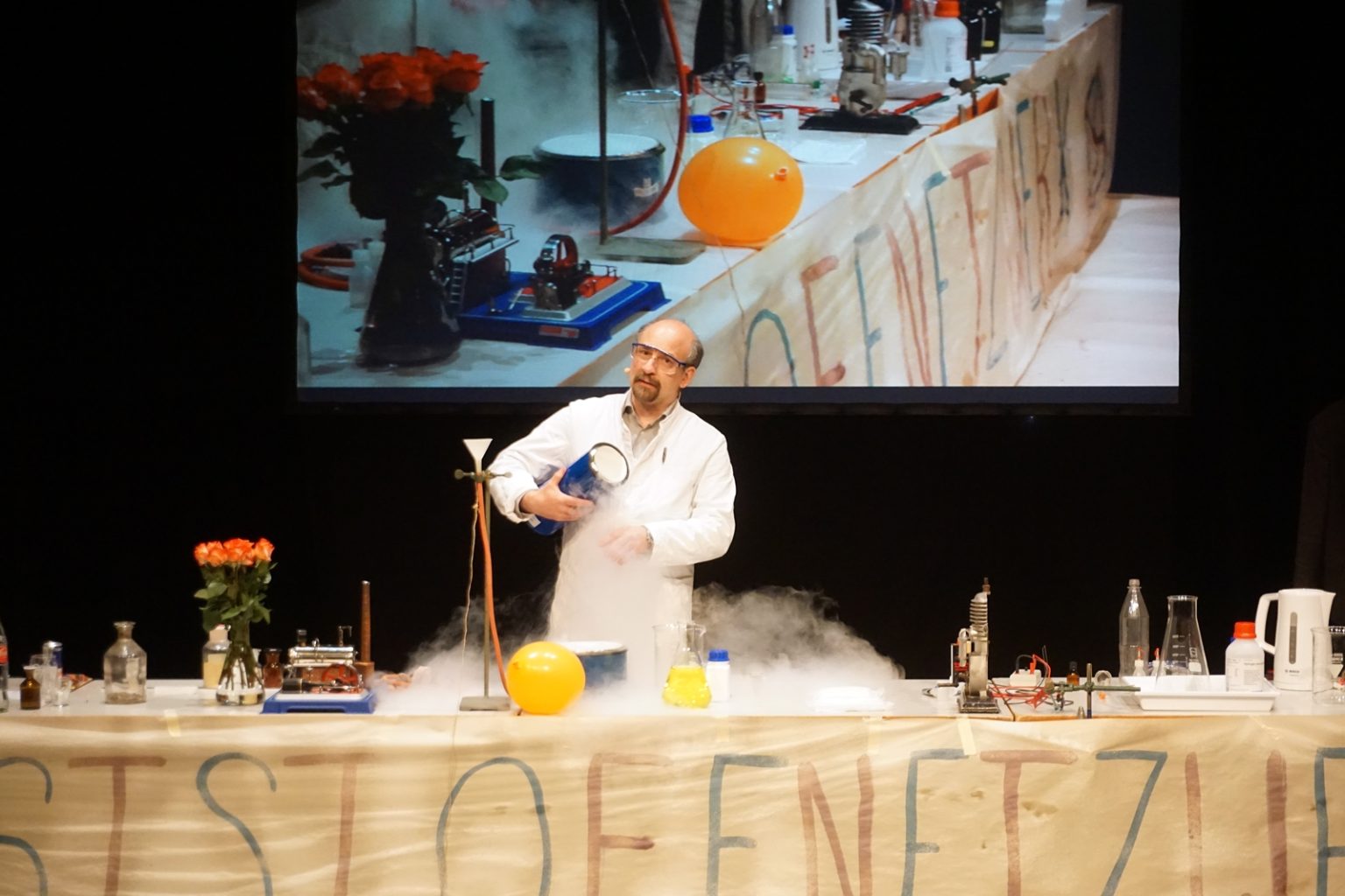 Wissenschaftsshow in Papenburg: Chemielehrer zeigt Experimente mit ...