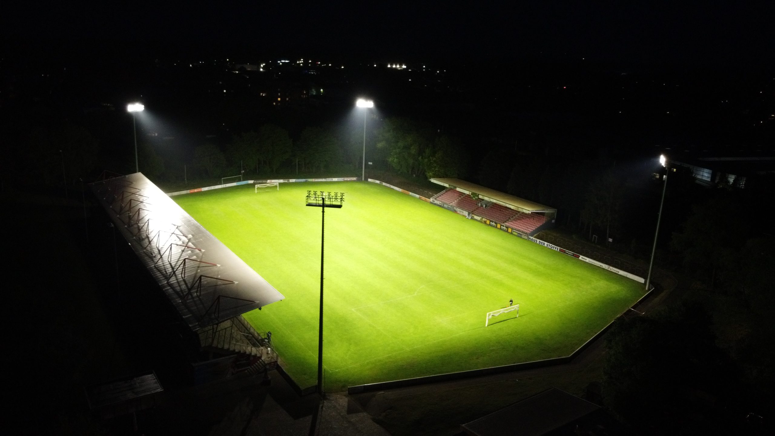 Investition von rund 82.000 Euro: Stadt Nordhorn erneuert Flutlicht des Stadions am Sportpark ...