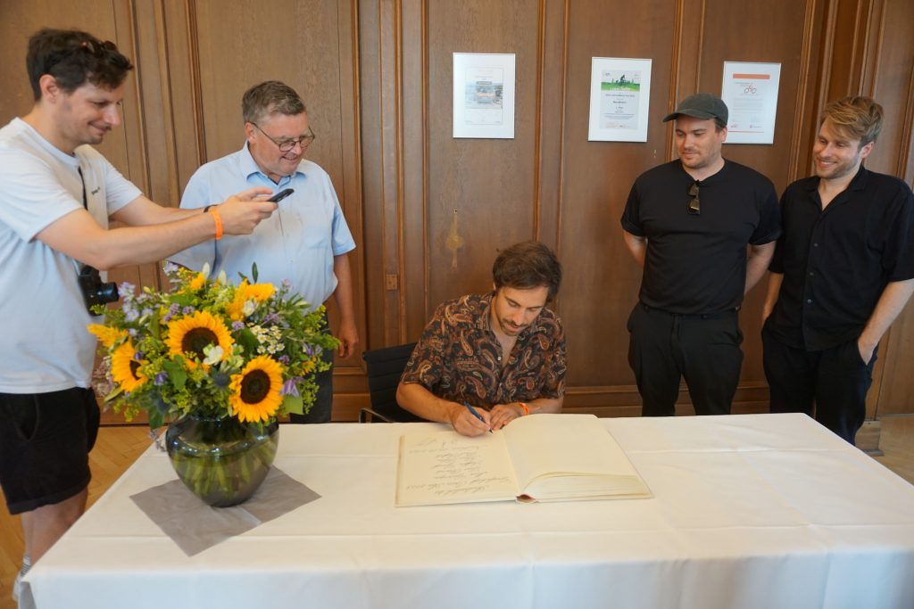 Max Giesinger, Lars Brand und Steffen Graef tragen sich in das Goldene ...