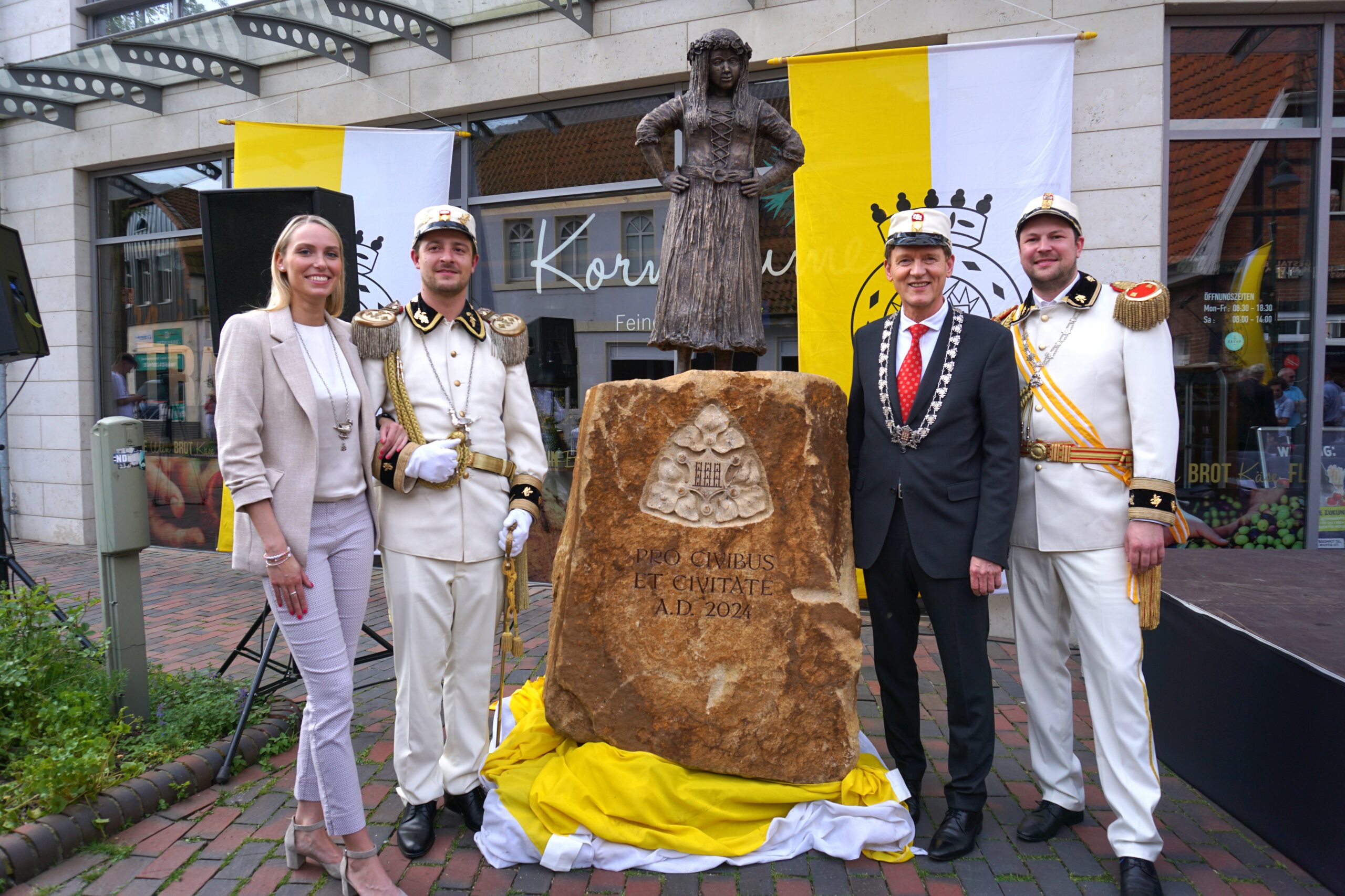 Kivelinge übergeben Marketenderin-Figur an die Stadt Lingen - Ems ...