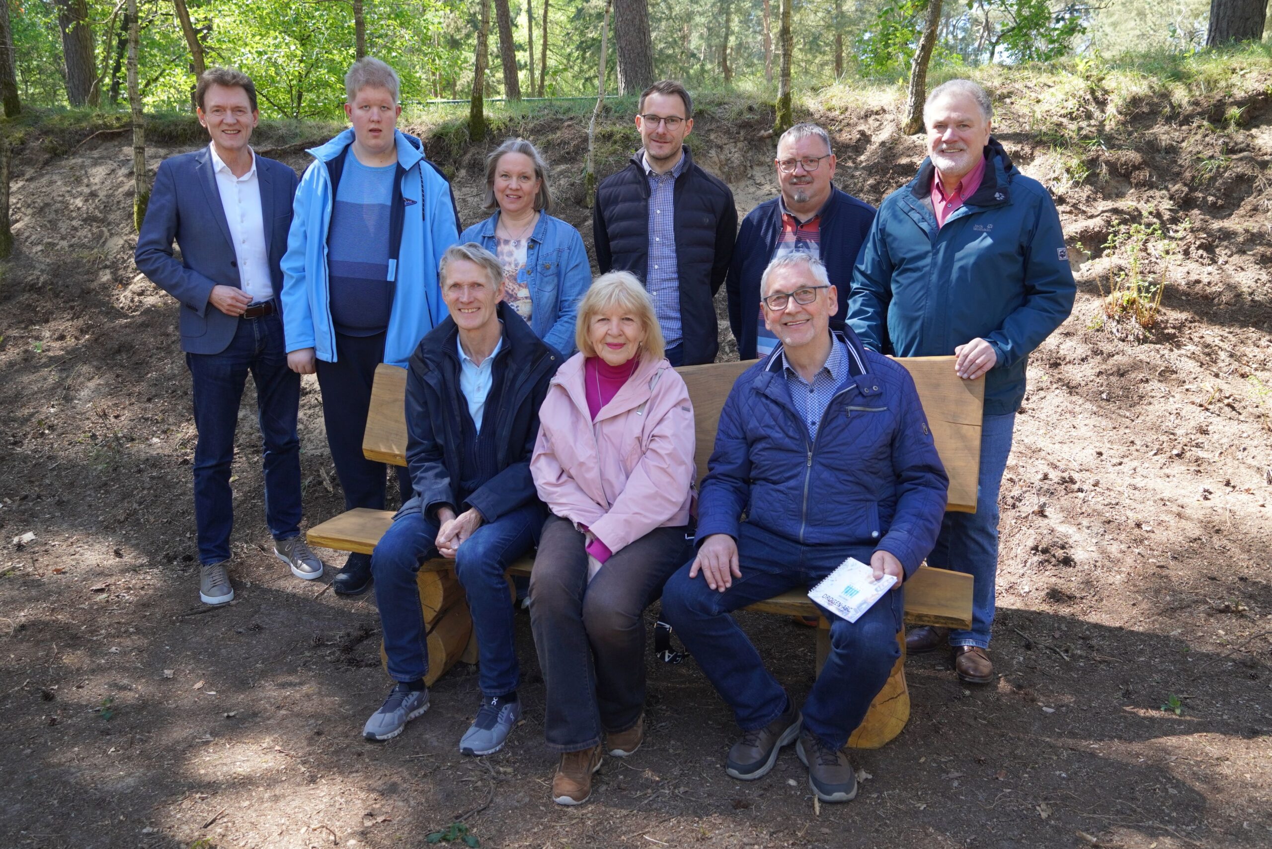 Neue Sitzbank soll Begegnung im Lingener Kiesbergwald fördern - Ems ...